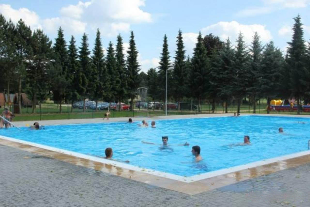 Tipy na nejlepší kempy s bazény v ČR – Léto 2025
